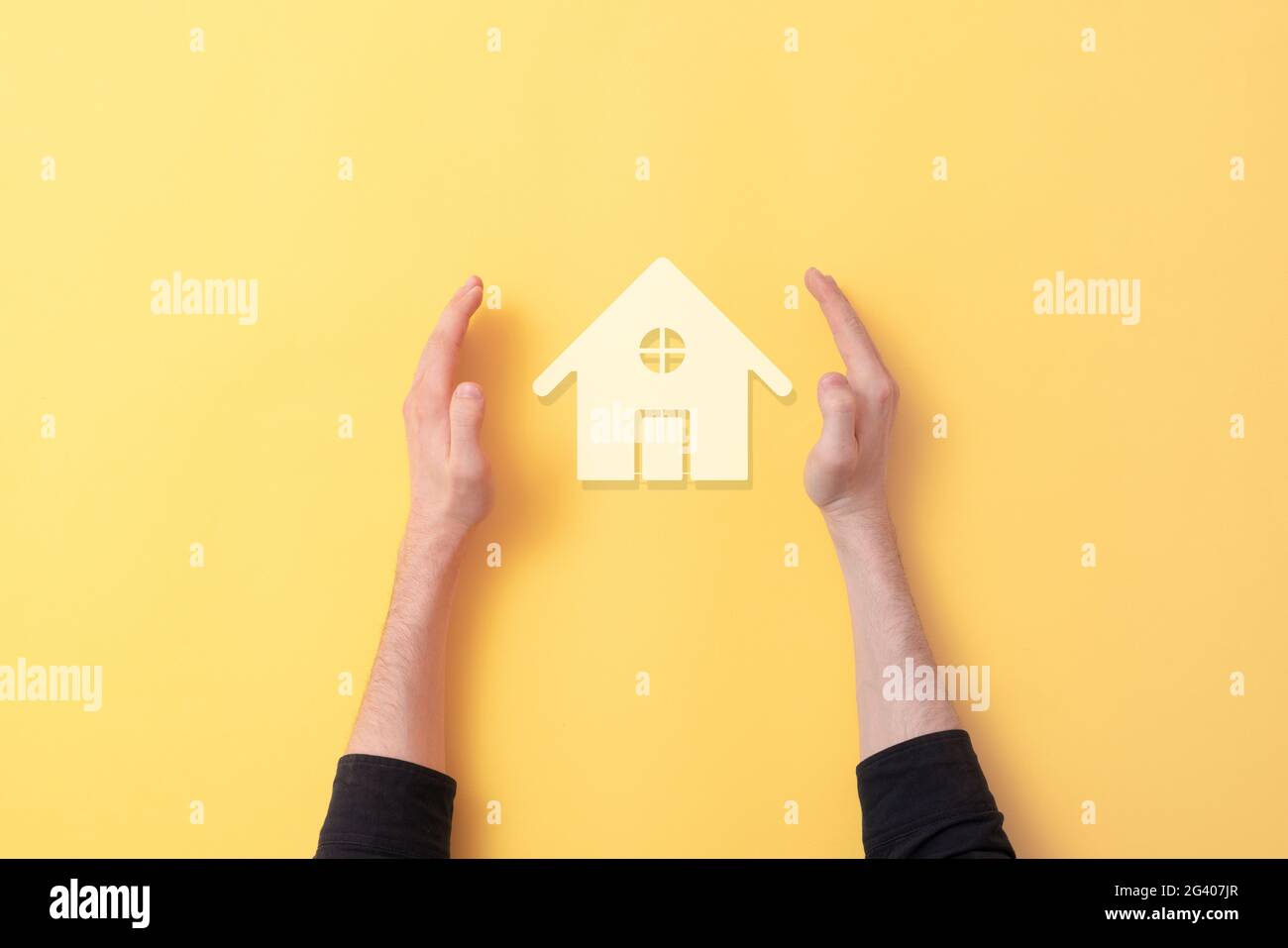 hands protect the home icon, concept of real estate safety Stock Photo ...