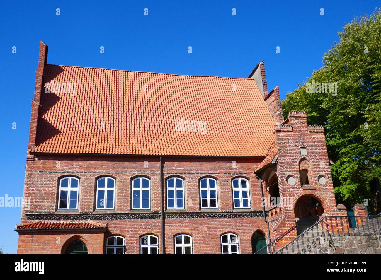 Small town city hall hi-res stock photography and images - Alamy