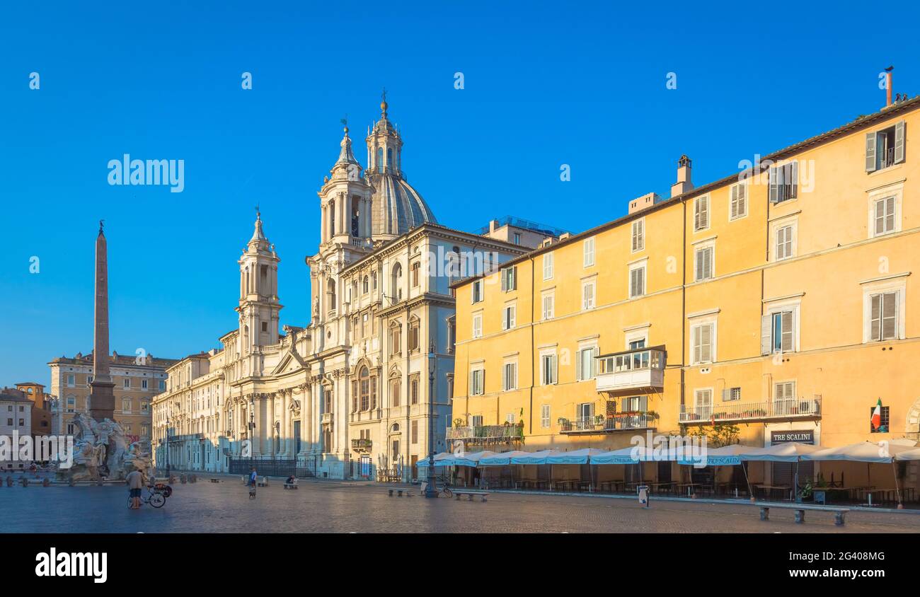 Sunrise light on Piazza Navona (Navona Square) buildings in Rome, Italy ...