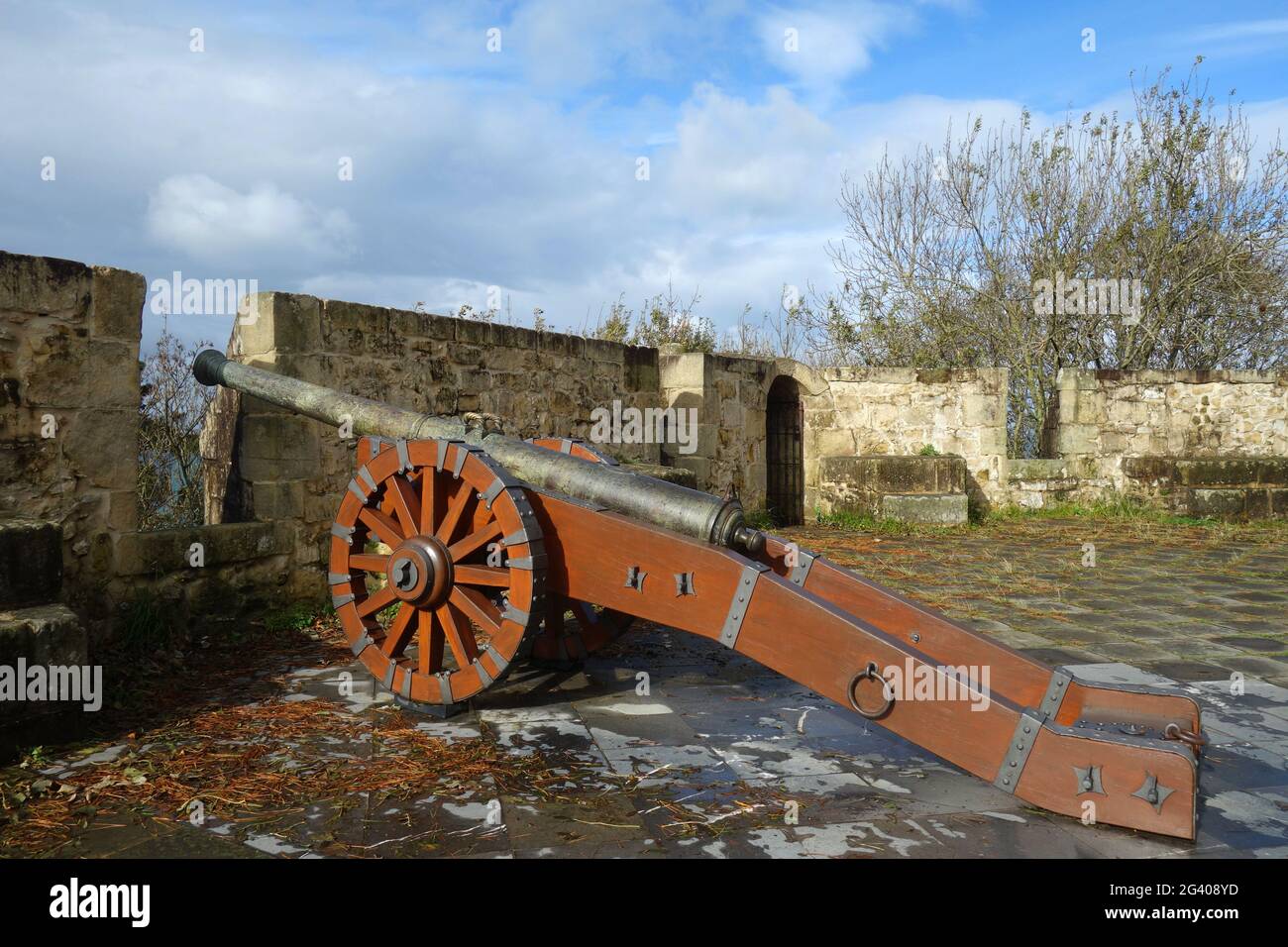 Historic cannon hi-res stock photography and images - Alamy