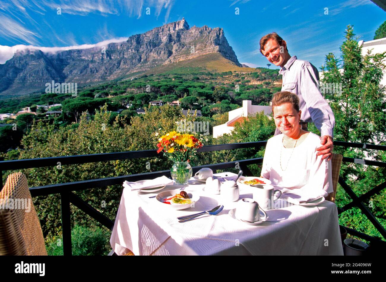 SOUTH AFRICA, CAPE TOWN, BED AND BREAKFAST. TABLE MOUNTAIN ON THE ...
