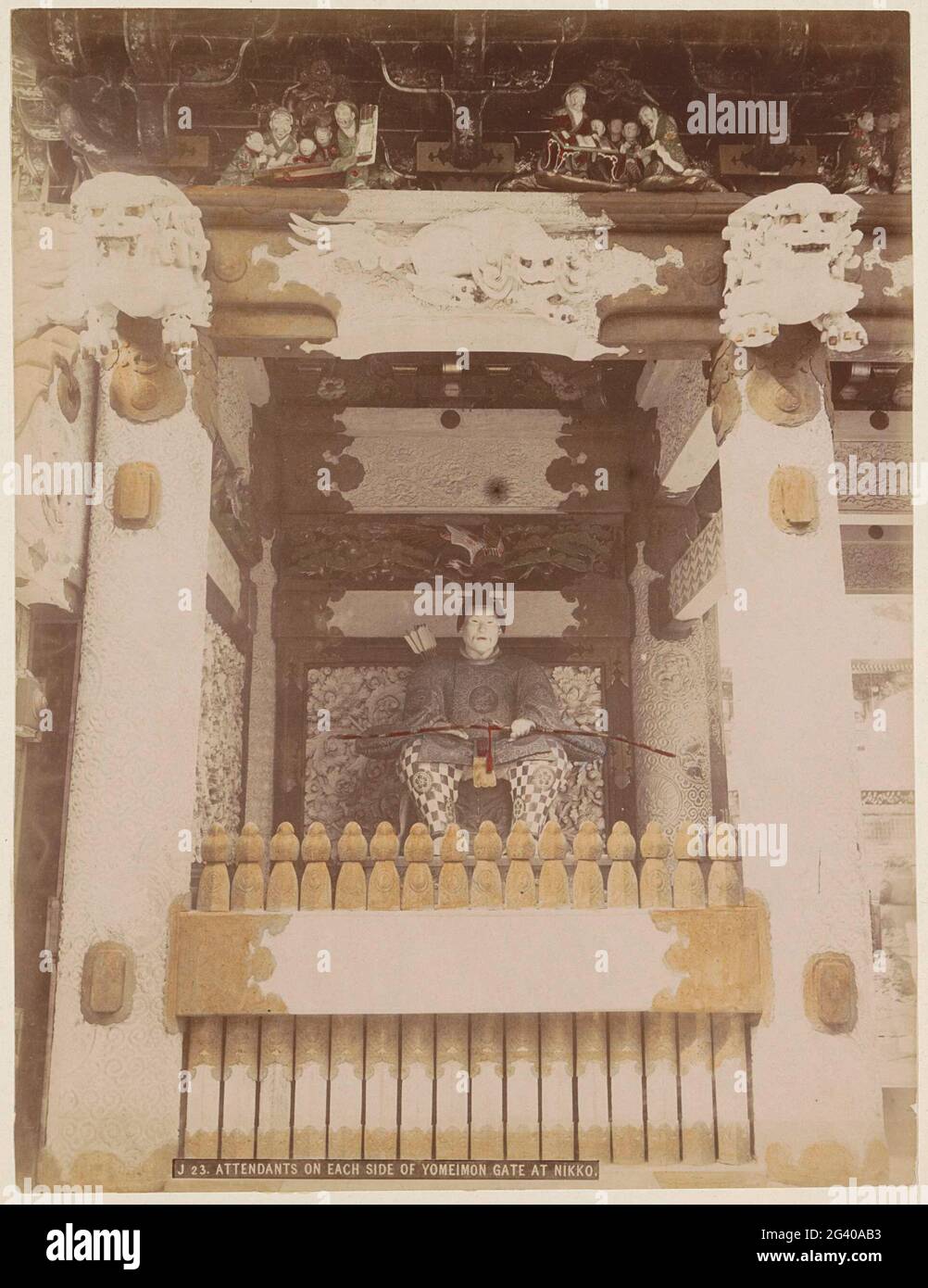 Wachter at the YOMIMON port of the Toshogu shrine in Nikko; Attendants ...