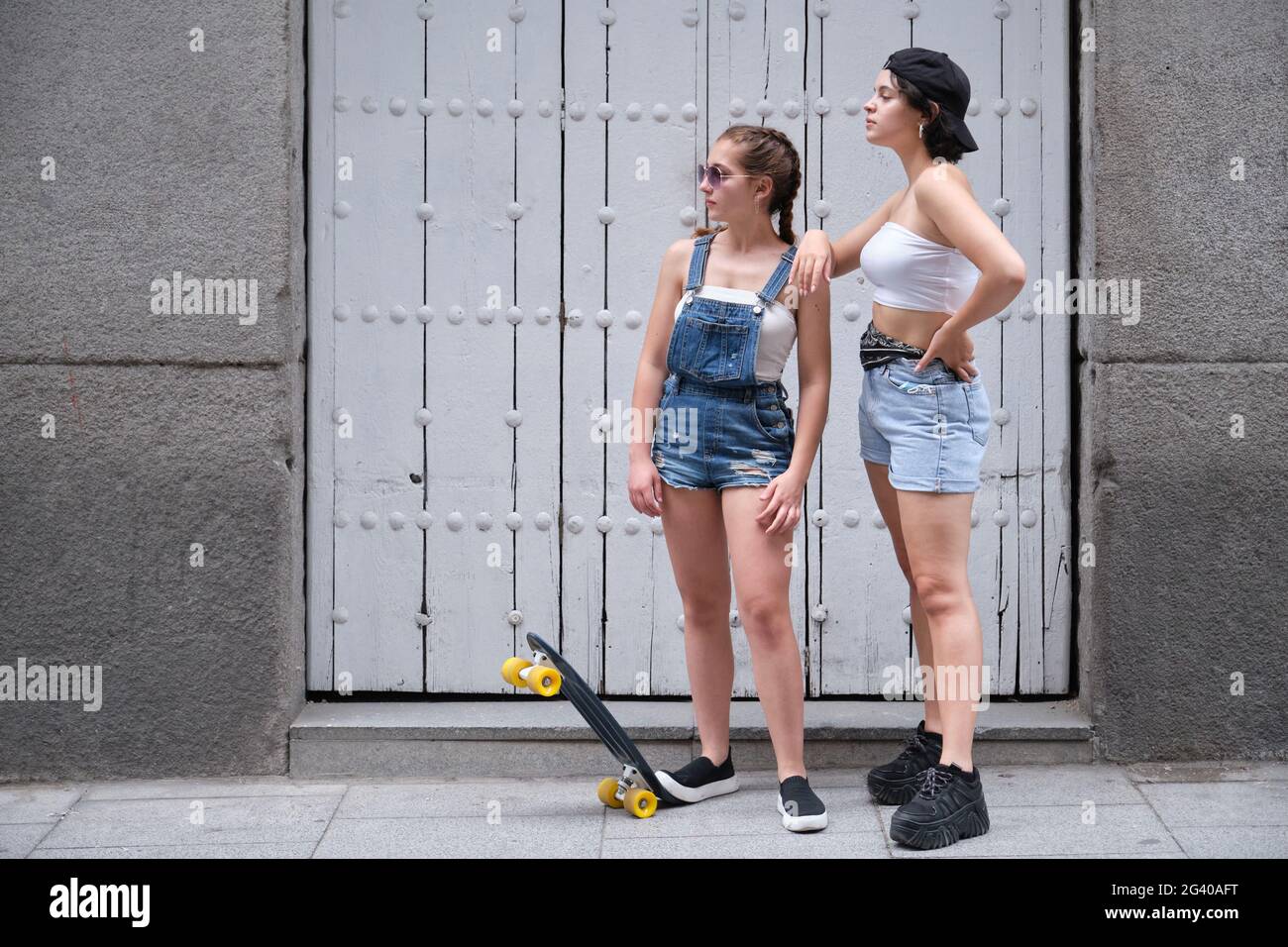 Tall and short friends hi-res stock photography and images - Alamy