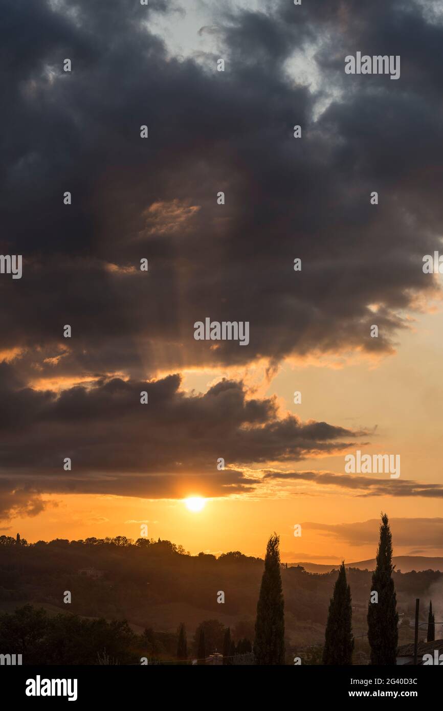 Sunset in Chianti, east of Pogibonsi, Tuscany, Italy Stock Photo - Alamy