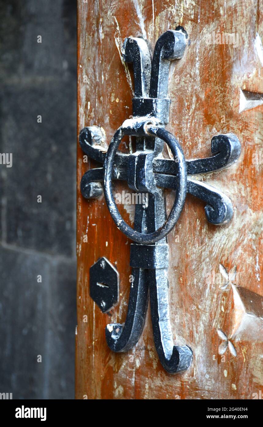 Metallic handle of an old wooden door Stock Photo - Alamy