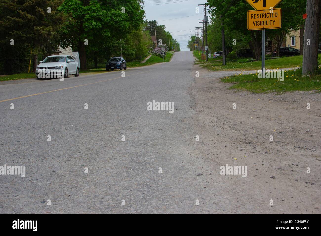 Quiet road crossing hi-res stock photography and images - Alamy
