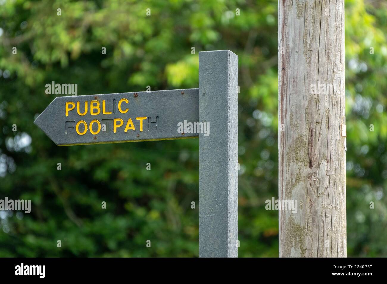 Public footpath sign in rural setting Stock Photo - Alamy