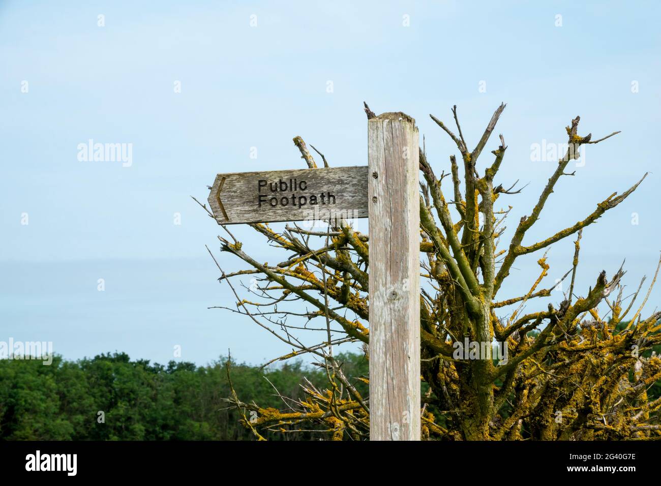 Public footpath sign in rural setting Stock Photo - Alamy
