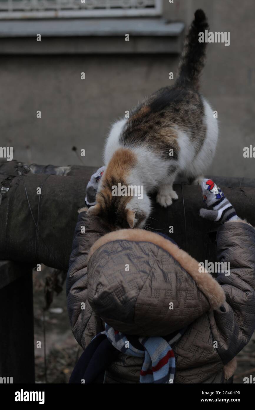 Little man big woman hi-res stock photography and images - Alamy