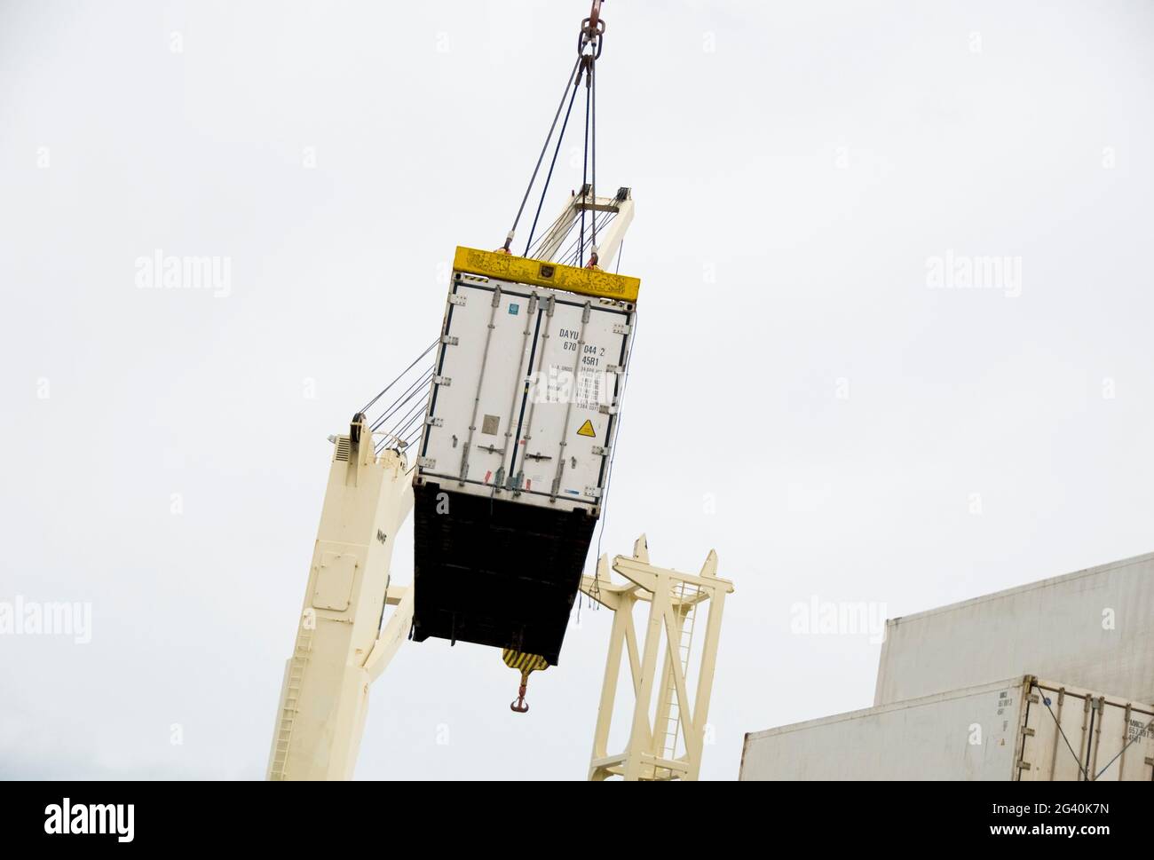 Container ship offloading hi-res stock photography and images - Alamy