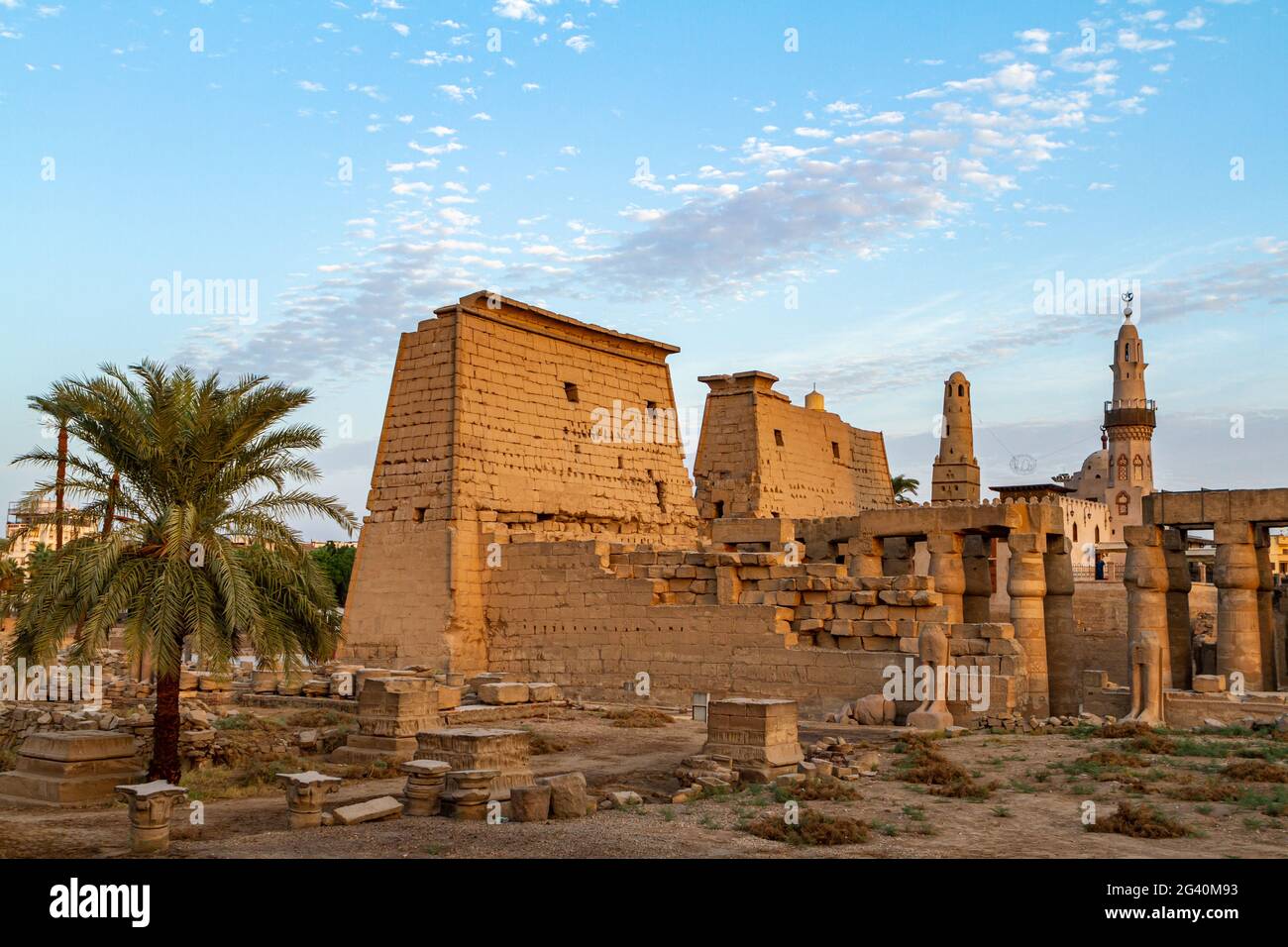 Obelisk and sphinx at temple of luxor hi-res stock photography and ...