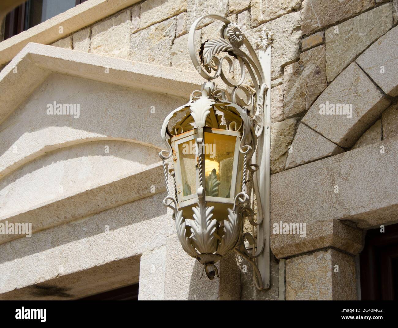 Street lamp on exterior wall of building Stock Photo - Alamy