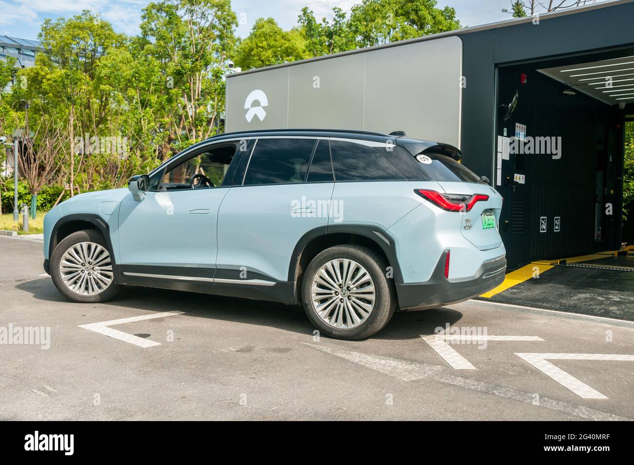 A Nio ES6 at a second generation Nio battery swapping station in the ...