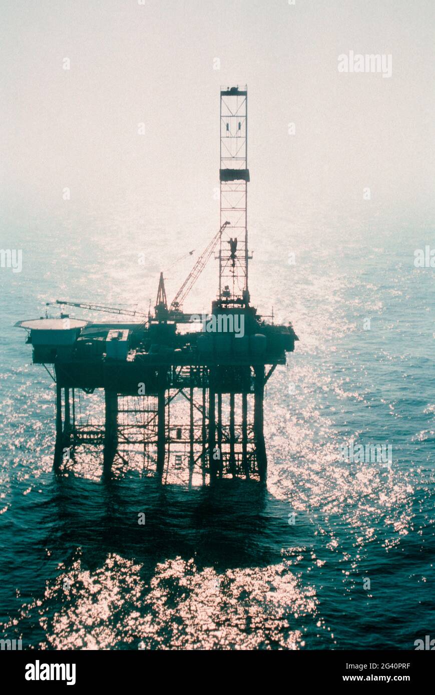 Arabian oil rig industry hi-res stock photography and images - Alamy