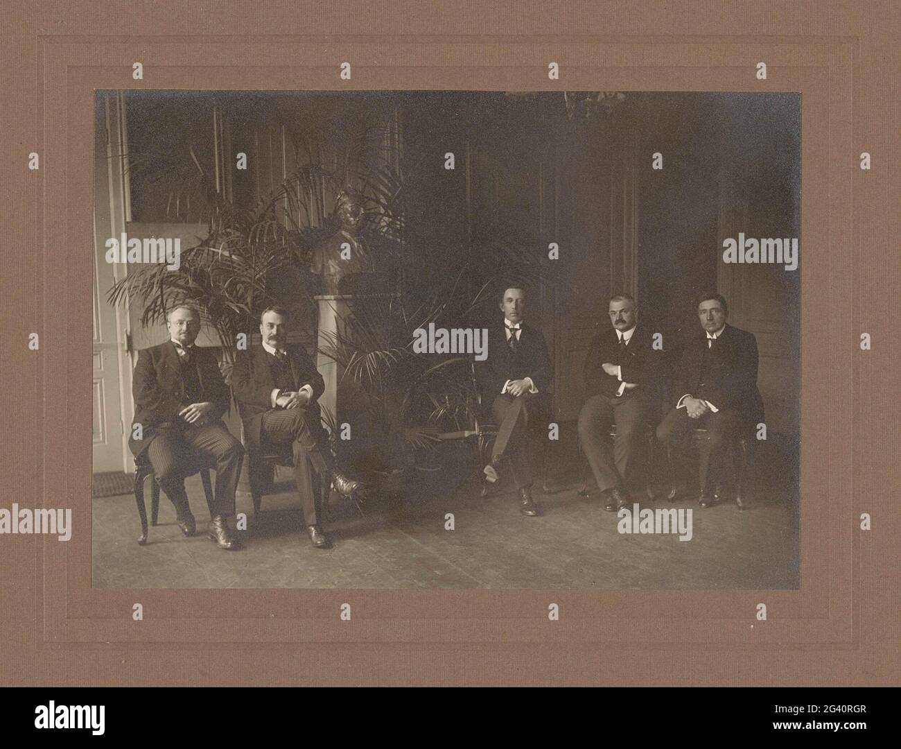 Five men around a bust of Dr. Ruysch; Transfer bust from Dr Ruysch to ...