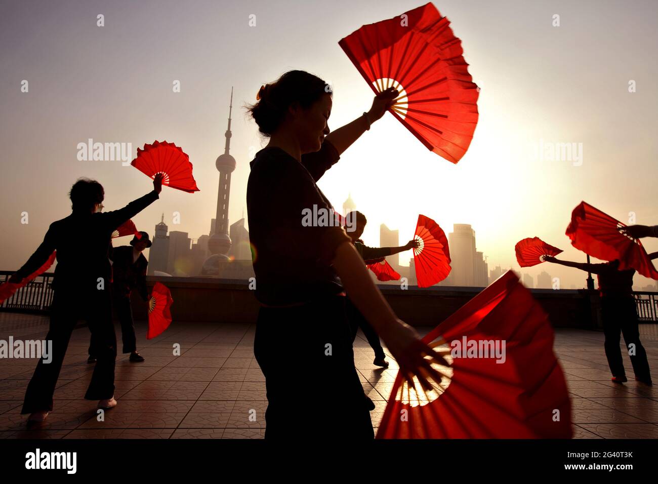CHINA, SHANGHAI CITY, SUNRISE GYM ON THE BUND, WITH THE PUDONG DISTRICT ...