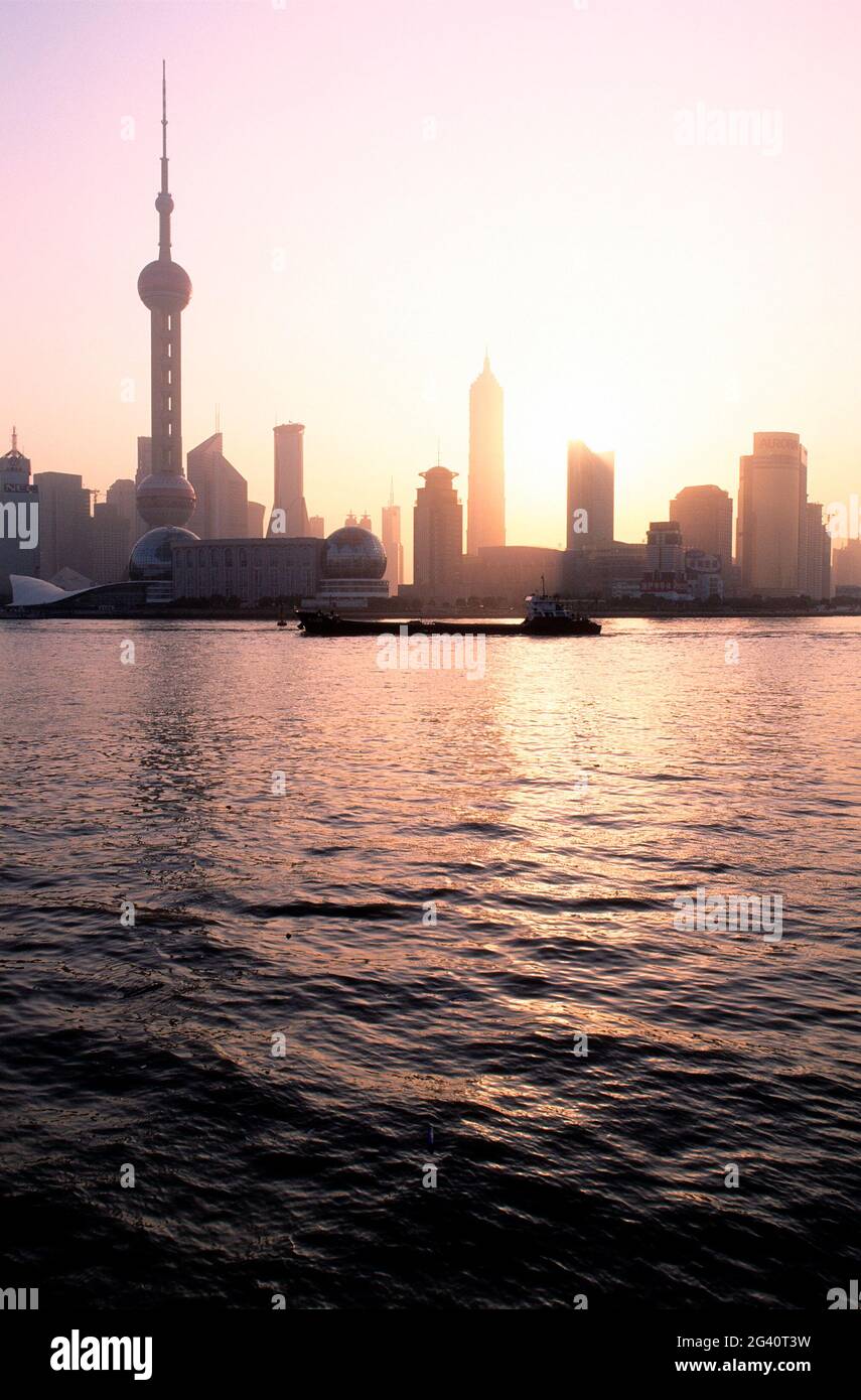 CHINA, SHANGHAI CITY, THE PUDONG DISTRICT FROM THE BUND (HUANG PU RIVER ...