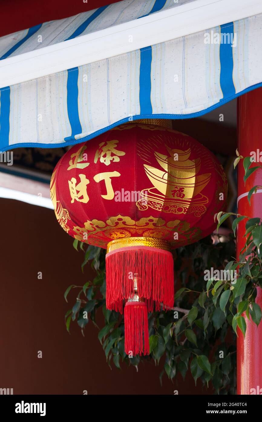 Red lantern outside restaurant hi-res stock photography and images - Alamy