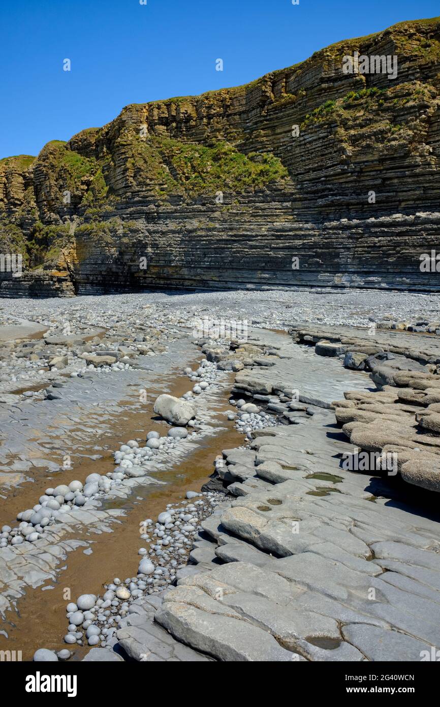 Layers of rock on the beach and cliffs at Nash Point, Wales Stock Photo ...