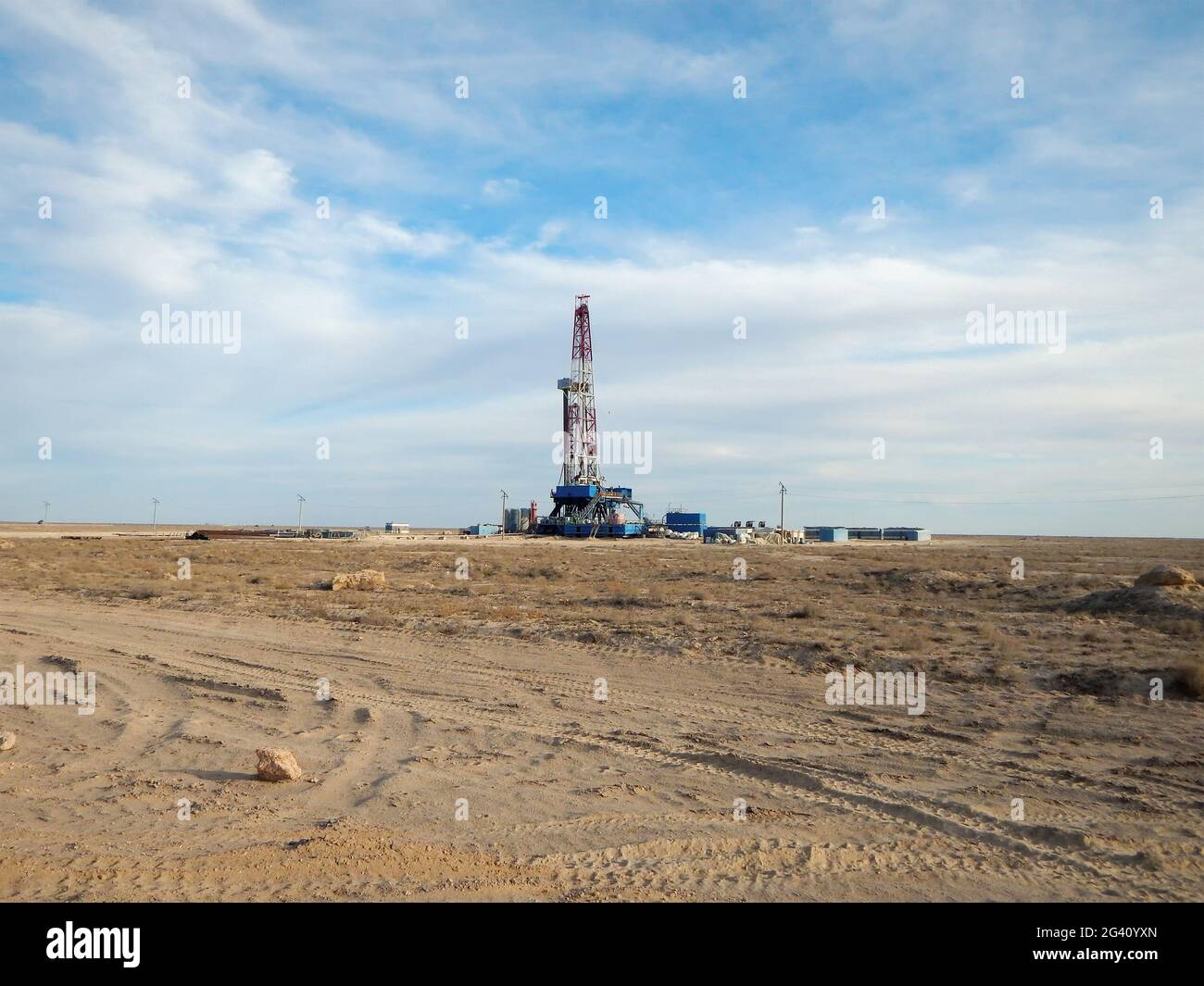 Drilling rig in the desert hi-res stock photography and images - Alamy