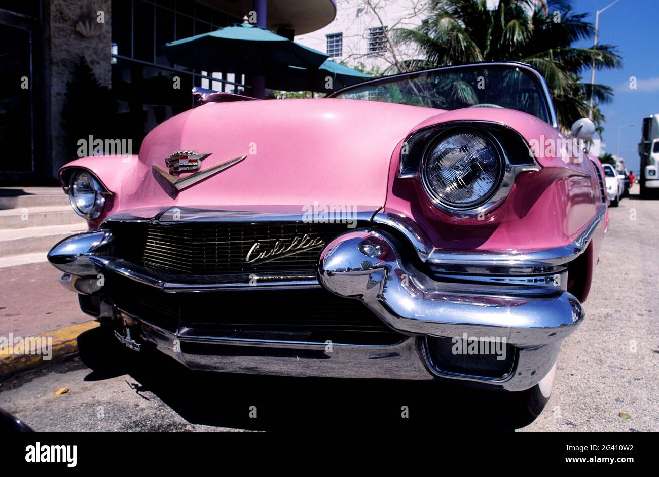 UNITED STATES, FLORIDA, MIAMI BEACH, A PINK CADILLAC CAR IN FRONT OF ...