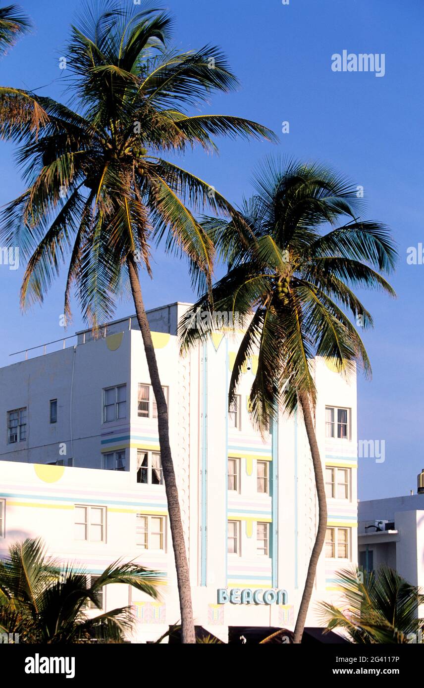 UNITED STATES, FLORIDA, MIAMI, ART DECO QUARTER OF MIAMI BEACH; BEACON ...
