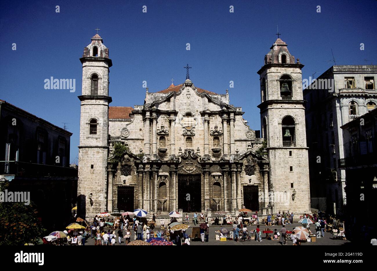Cuba havana cathedral square hi-res stock photography and images - Alamy