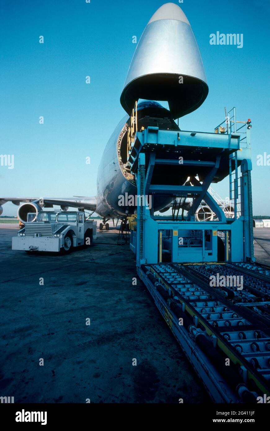 Air cargo freight plane loading hi-res stock photography and images - Alamy