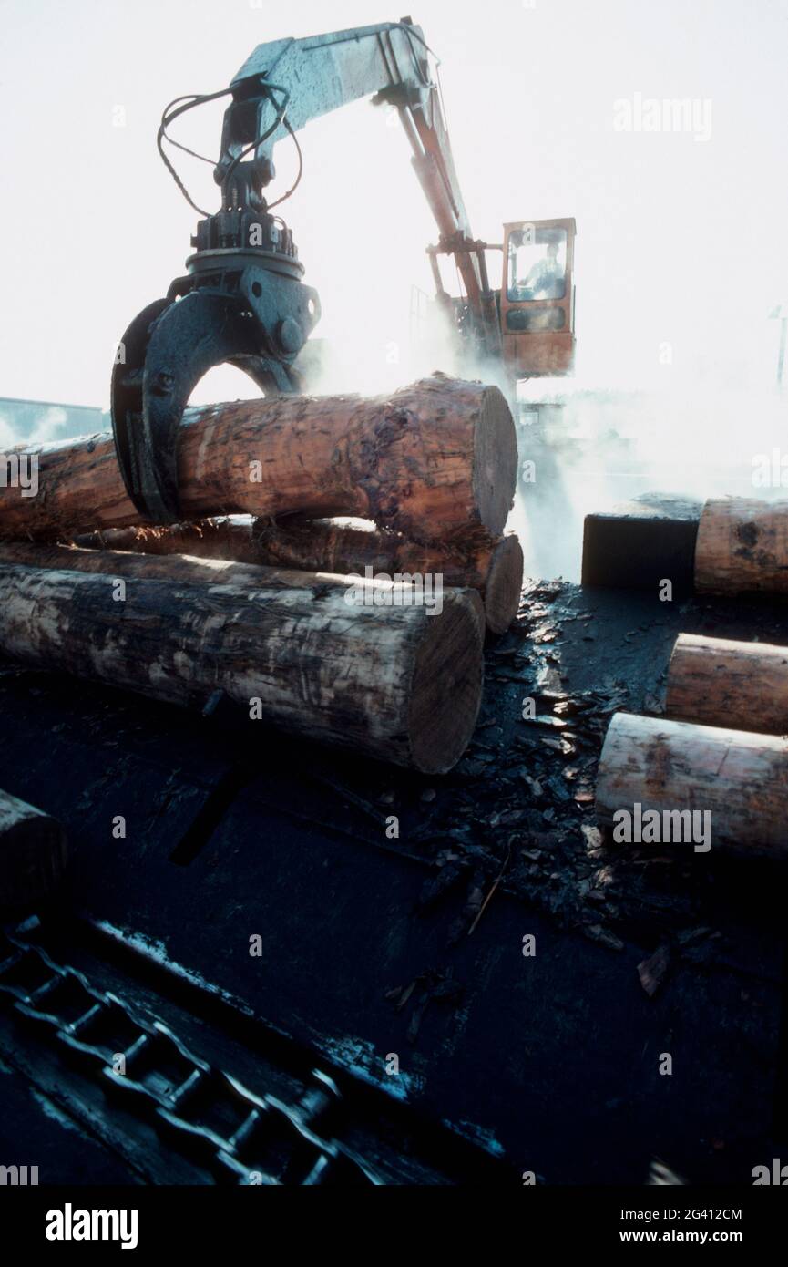 Knuckleboom log loader hi-res stock photography and images - Alamy