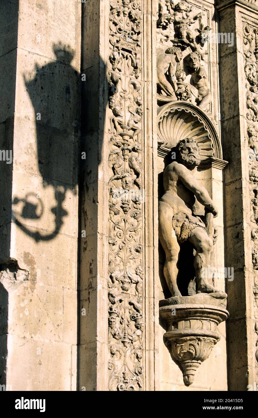 SPAIN, ANDALUSIA, SEVILLA, CHURCH STATUE Stock Photo - Alamy
