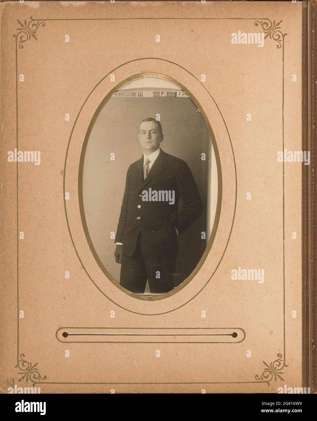 Portrait of a man in suit with glasses, presumably JG Boelen. Man from ...