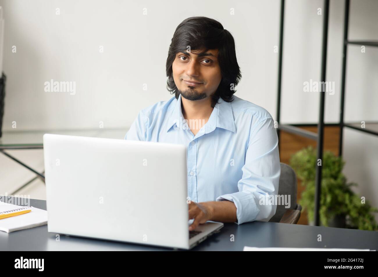 Good looking 30s indian male hi-res stock photography and images - Alamy