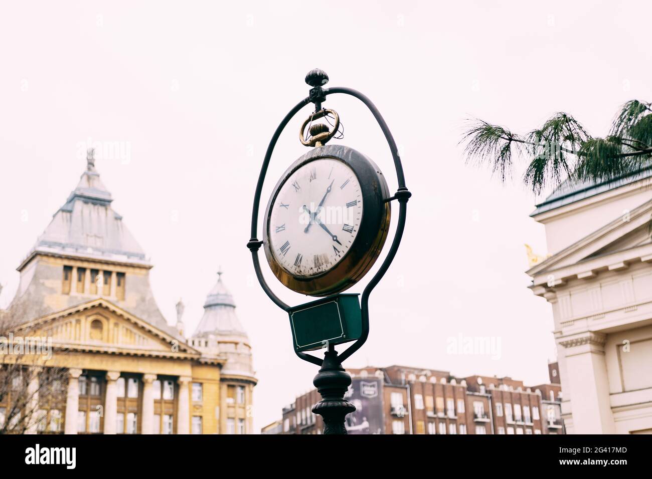 Outdoor antique pole clock hi-res stock photography and images - Alamy