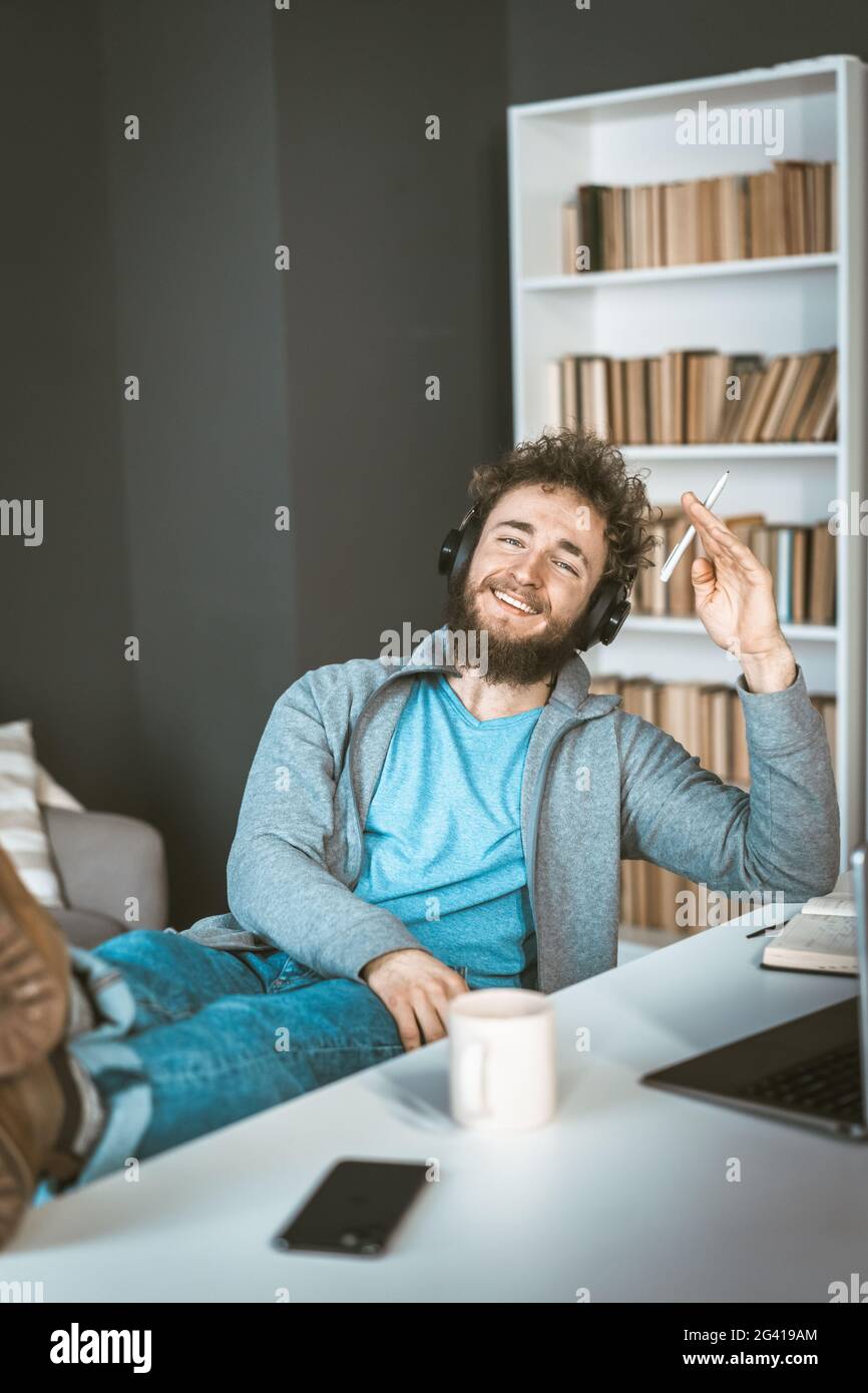 Adult remote learning hi-res stock photography and images - Alamy