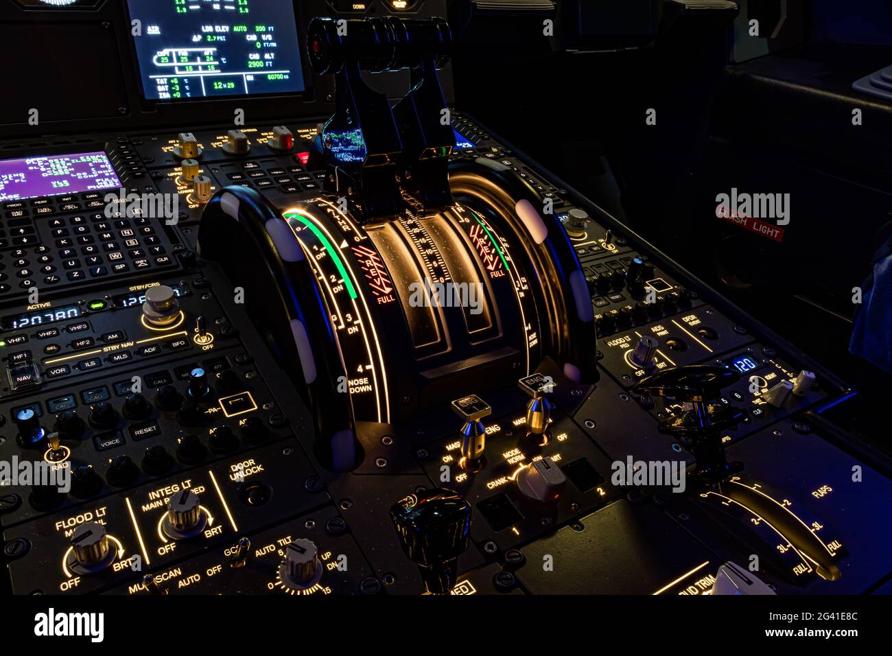 Airbus 320 airliner taxiing runway hi-res stock photography and images ...