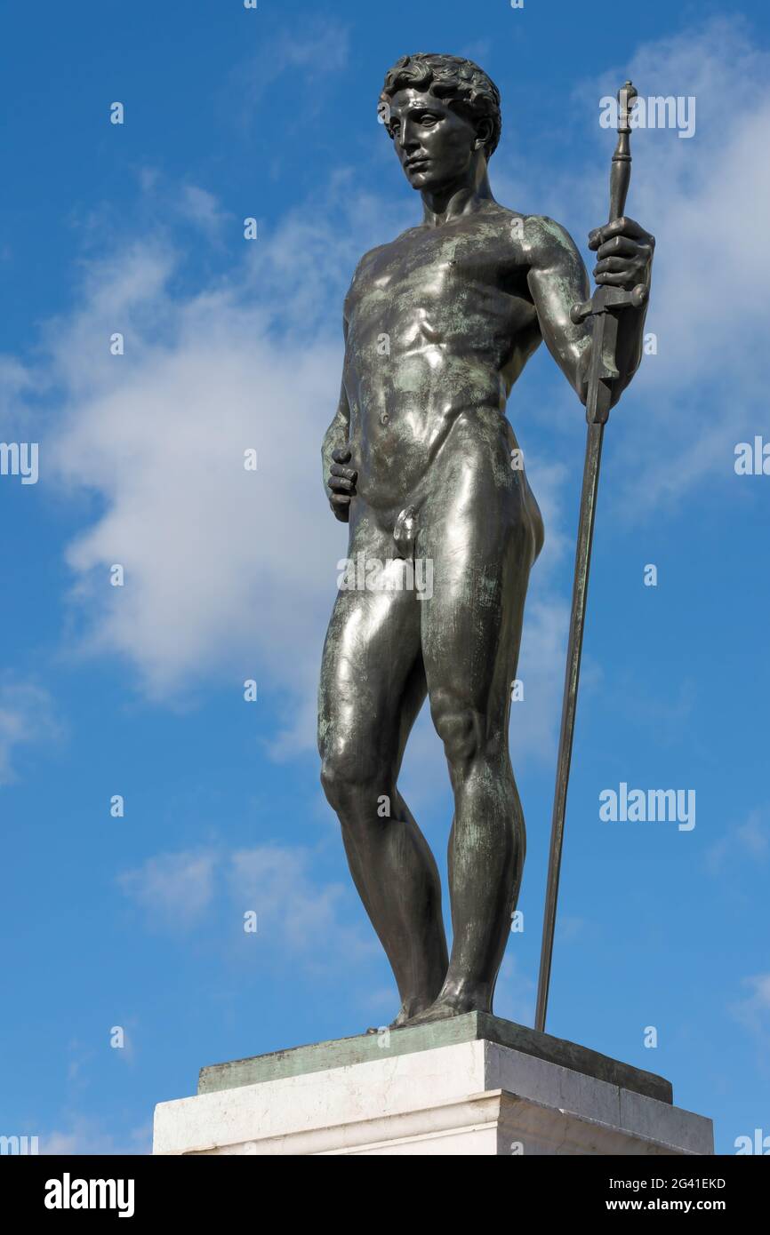 The boy david statue london hi-res stock photography and images - Alamy