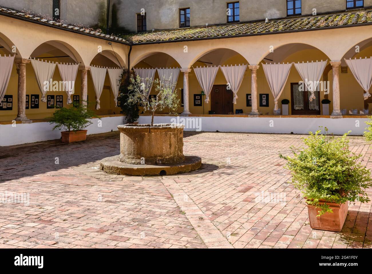 Old convent hi-res stock photography and images - Alamy