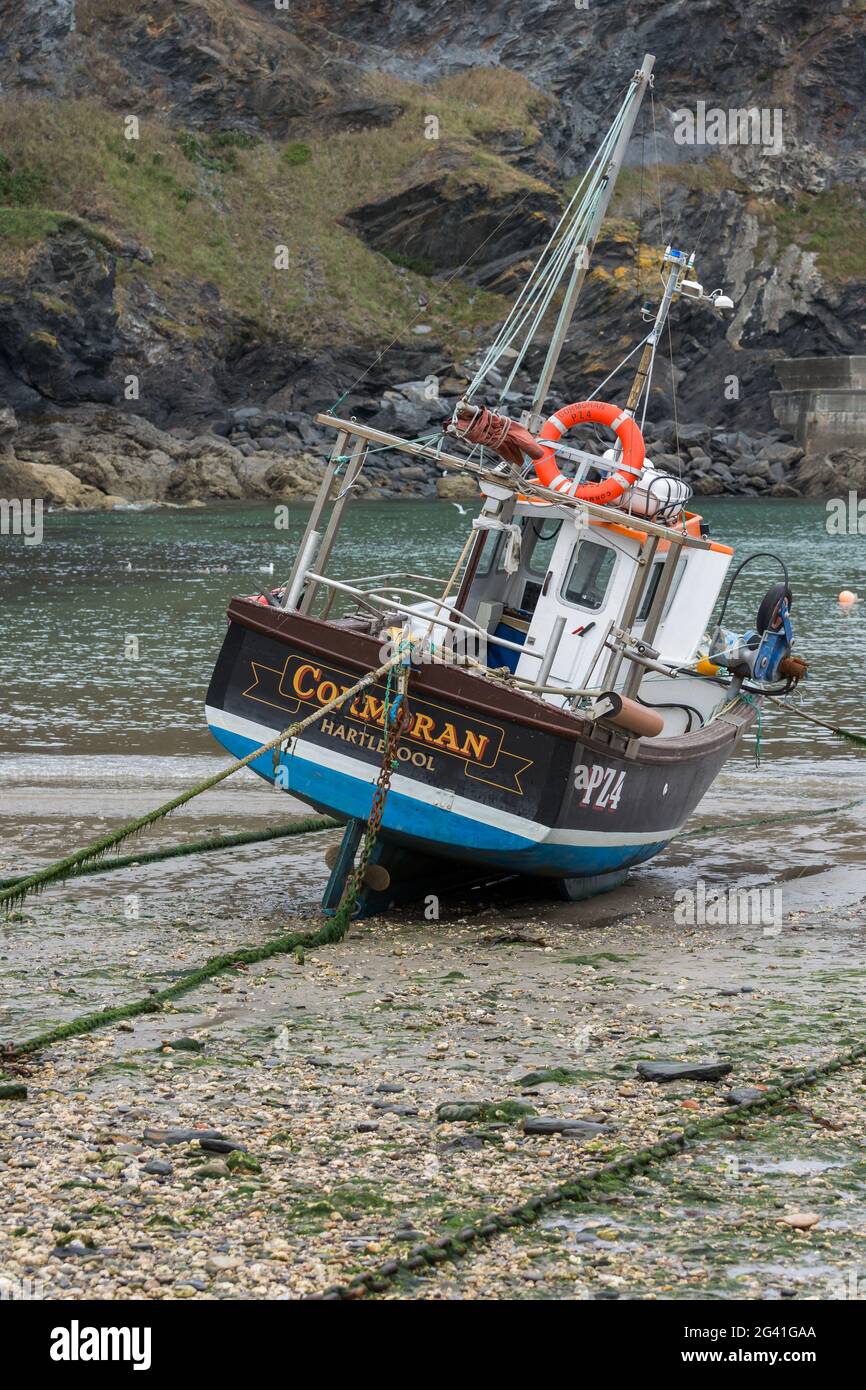 Fishing boat in Port Isaac Cornwall Stock Photo - Alamy