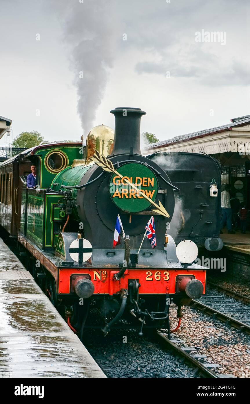 Golden arrow railway hi-res stock photography and images - Alamy