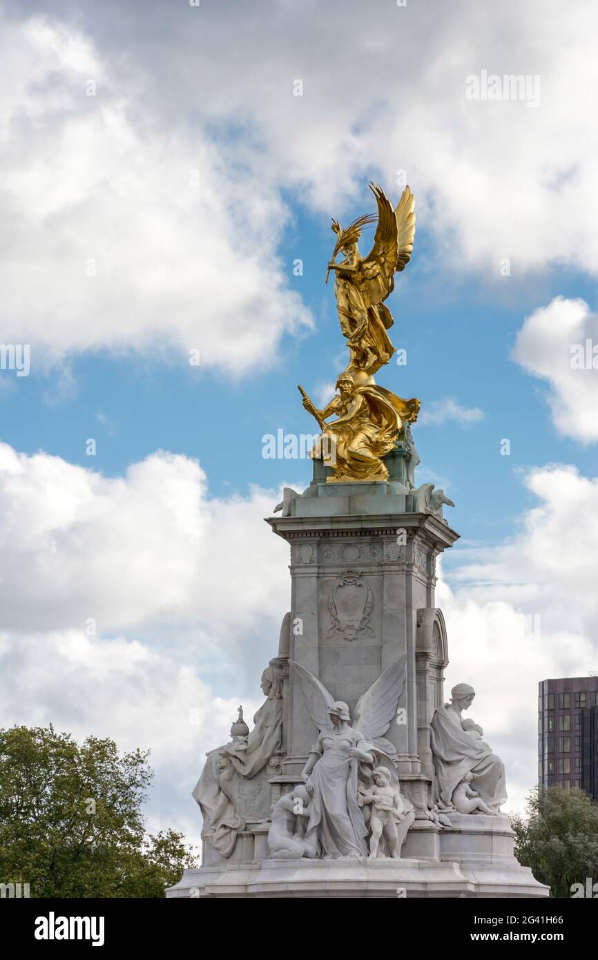 Victoria Memorial in London Stock Photo - Alamy