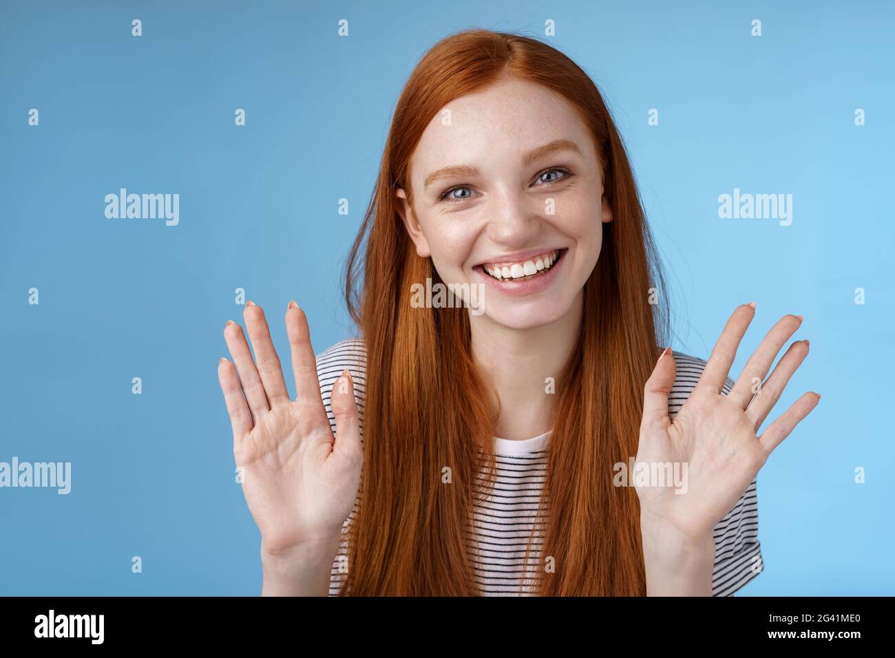 Friends waving goodbye hi-res stock photography and images - Alamy