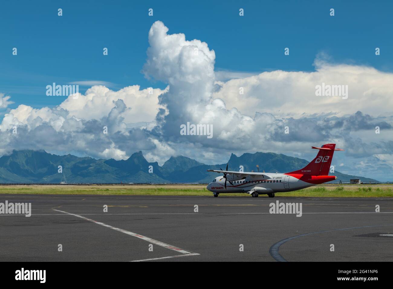Island view moorea mountain flying hi-res stock photography and images ...