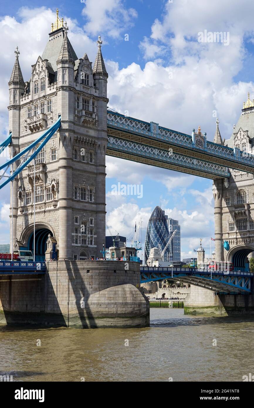 British tower bridge construction hi-res stock photography and images ...