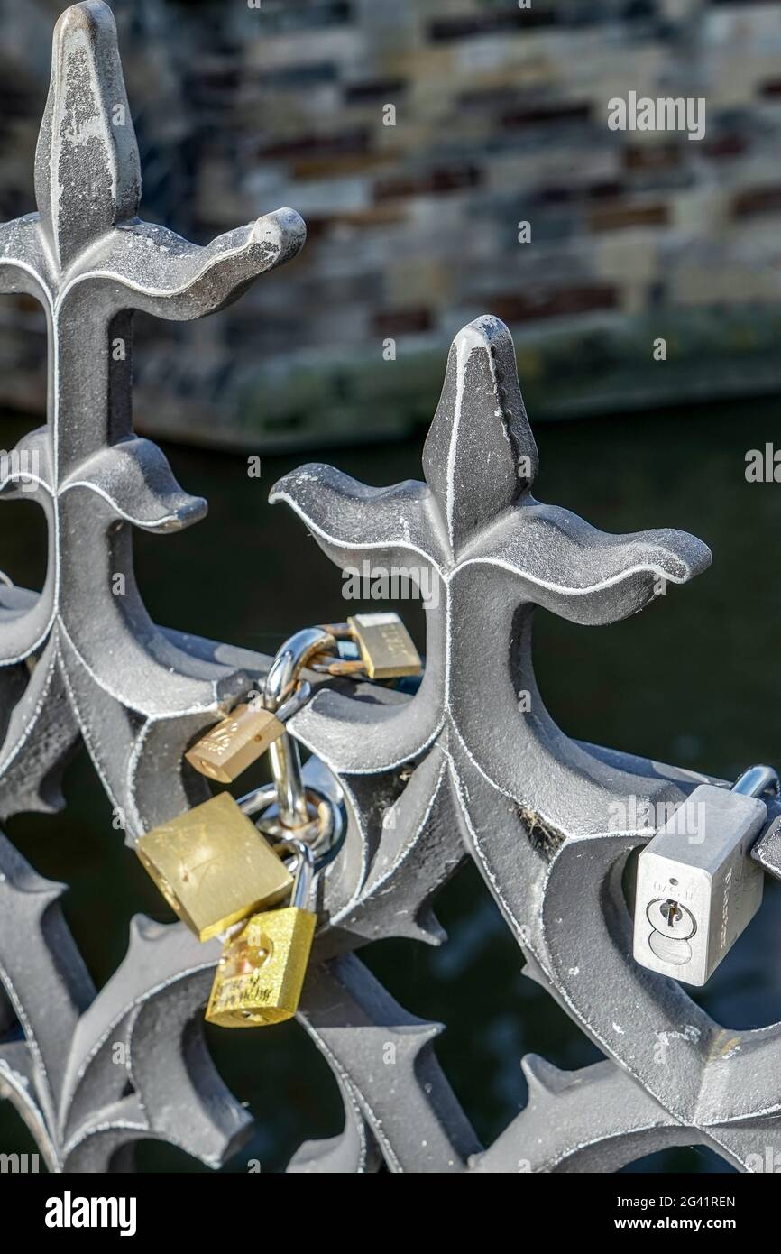 Padlocks on railings hi-res stock photography and images - Alamy