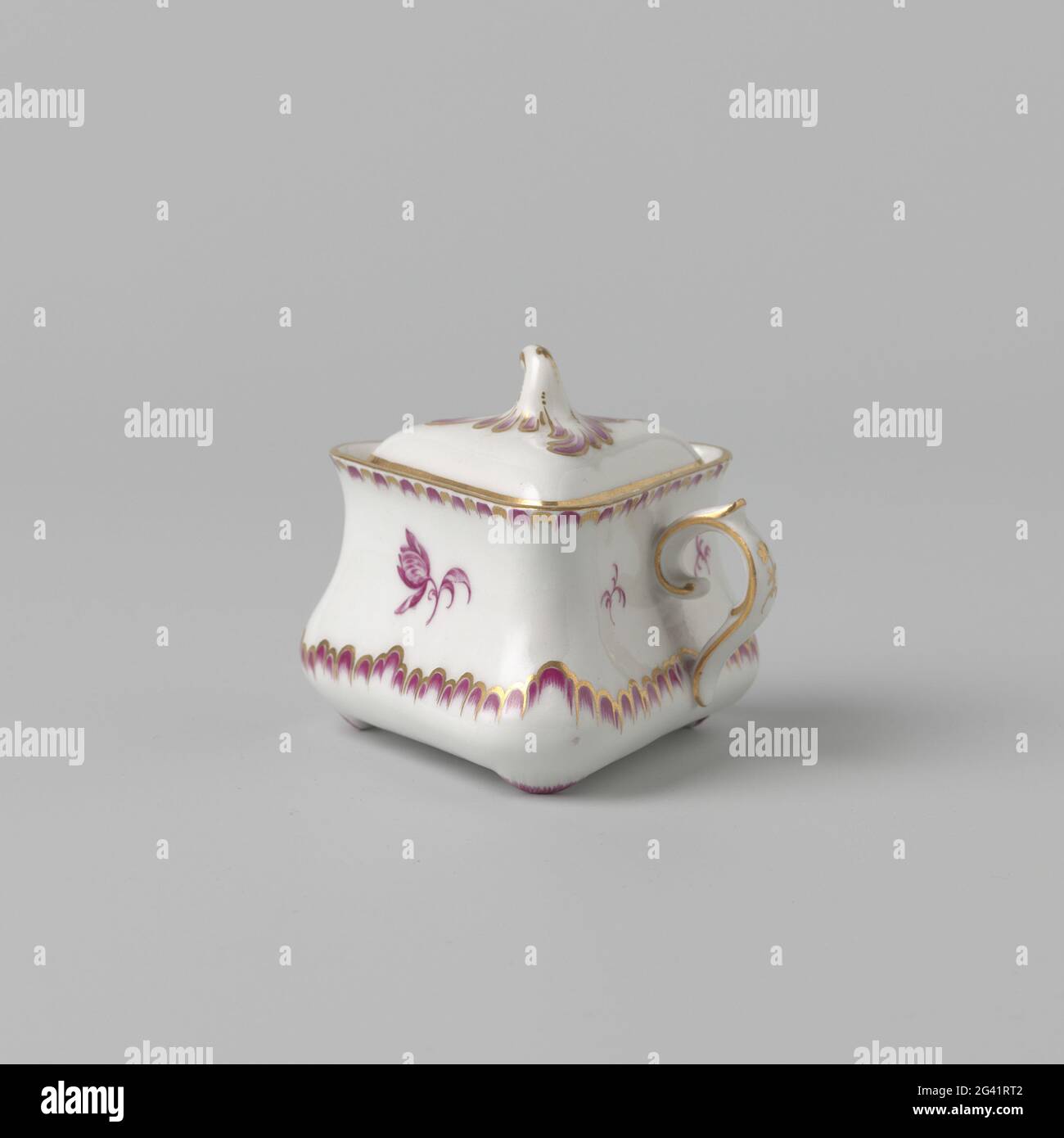 Lid of Roompot, painted with flower branches. The lid knob is also ...