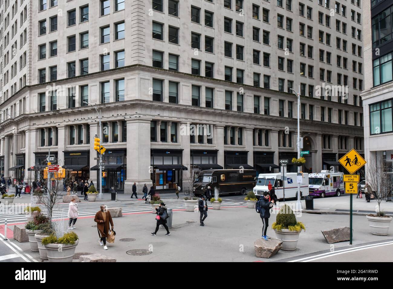 City life in 2019 hi-res stock photography and images - Alamy
