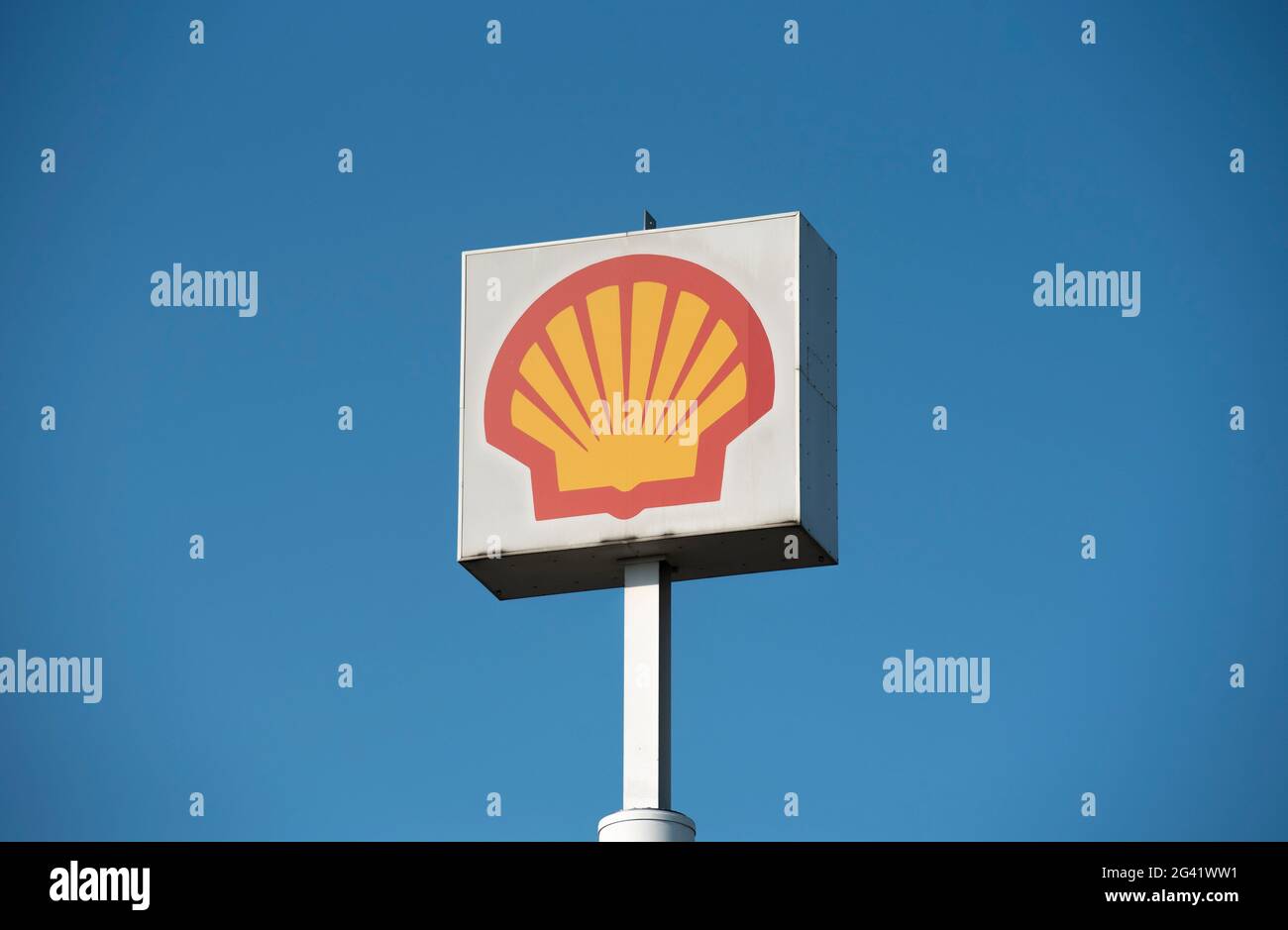 Gas company royal dutch shell plc sign hi-res stock photography and ...