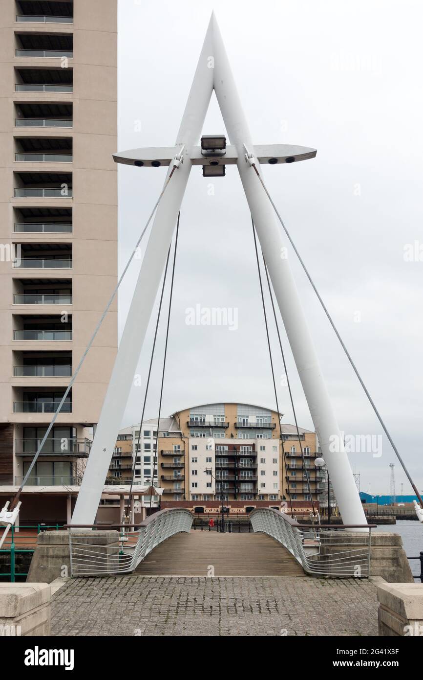 Contemporary pedestrian bridge in Cardiff Bay Stock Photo - Alamy