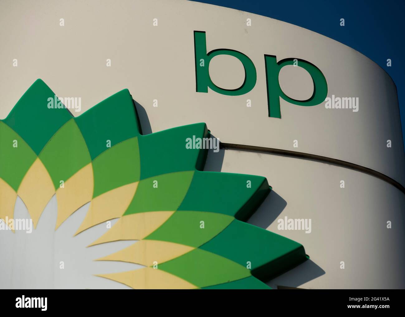 British petroleum logo hi-res stock photography and images - Alamy