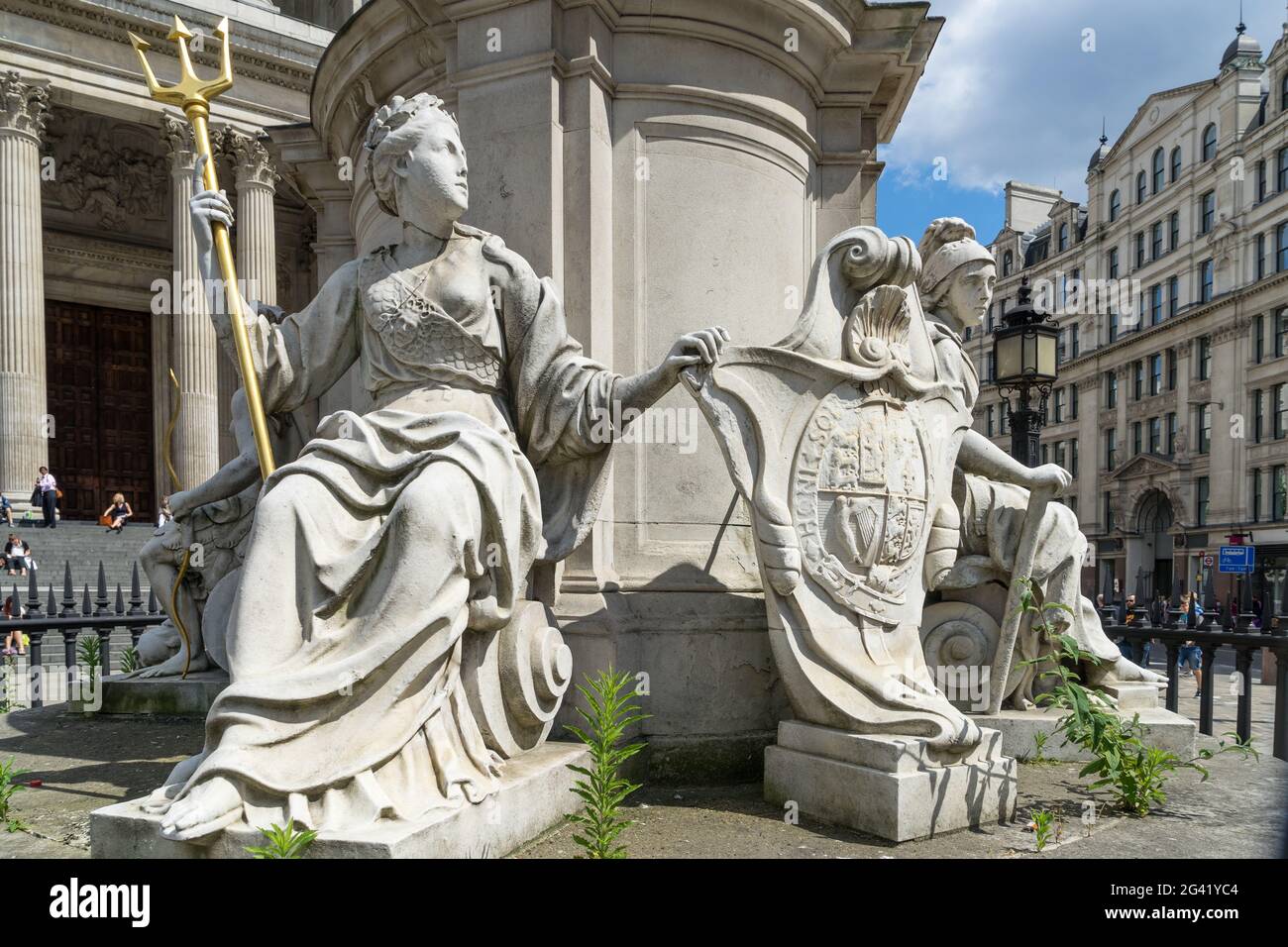 Statue outside cathedral hi-res stock photography and images - Alamy